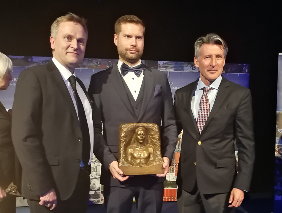 Nurmen rintakuva IAAF:n kokoelmiin, Turun stadionille muistolaatta ...