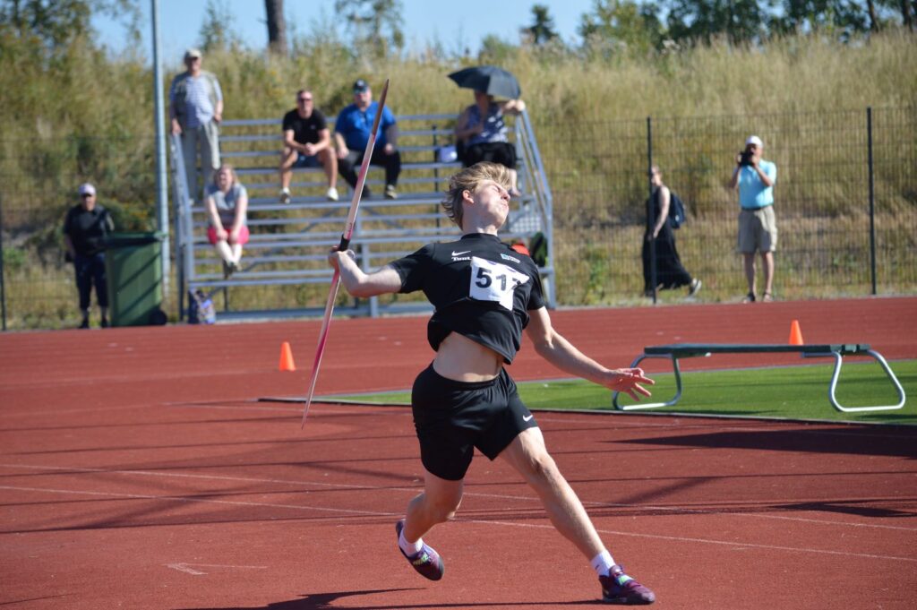 Topi Parviainen Suomen mestariksi 77 metrin kaarella – Malin Karell ja ...