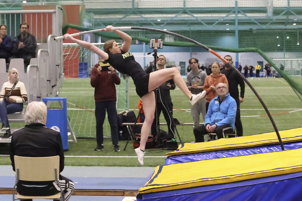 Paavola voitti, mutta sai rajun tärskyn kantapäähän – Silja Andersson voitti talvikarnevaalin ...